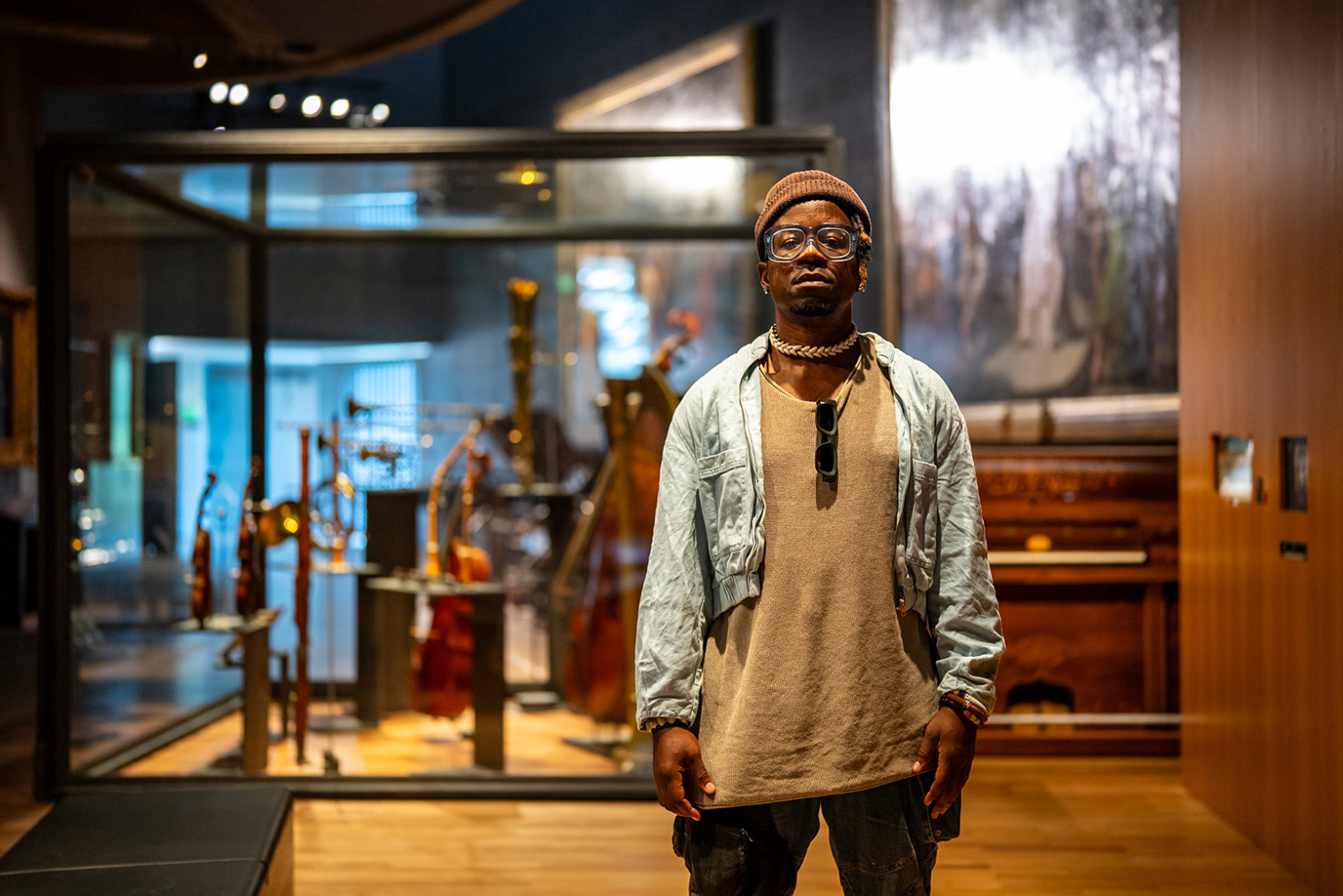 Au Musée de la musique, Blick Bassy retrace l’histoire de la musique ...